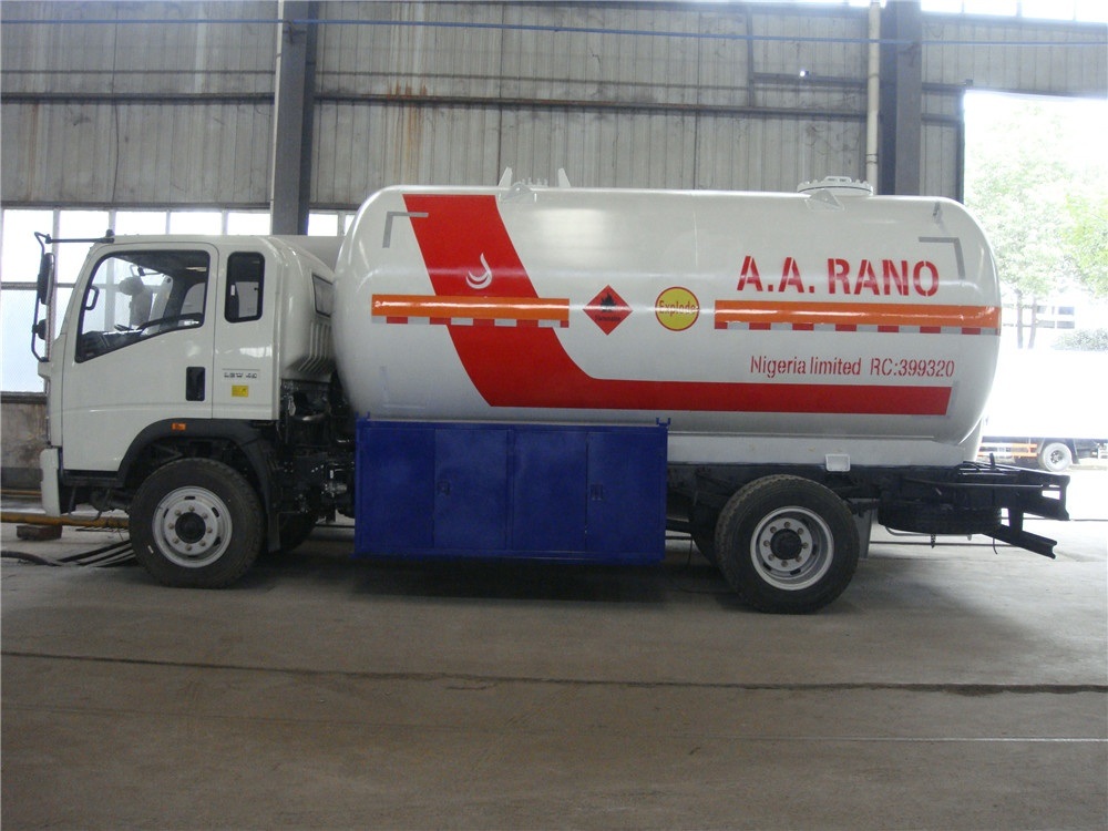 Wholesale HOWO 5.5m3 (5500 Liters) LPG Bobtail Truck Tanker Mounted with LPG Pump Yqb-5. LPG ...